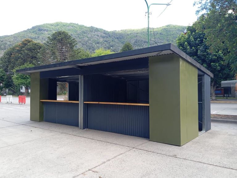 El Municipio instala los nuevos kioscos del Trabun | La Montaña Noticias